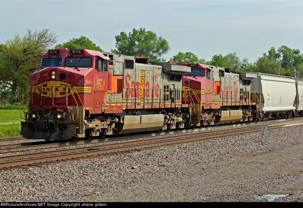 BNSF 674 Look at the Old girl leading a freight in 2013!!